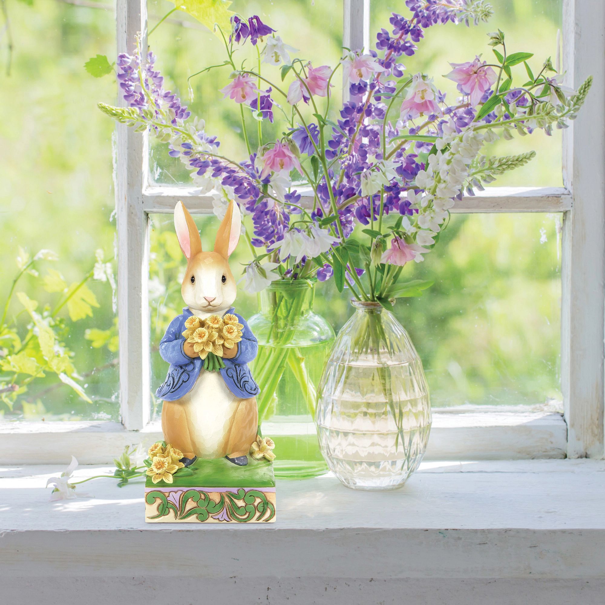 Peter Rabbit with Daffodils – Jim Shore